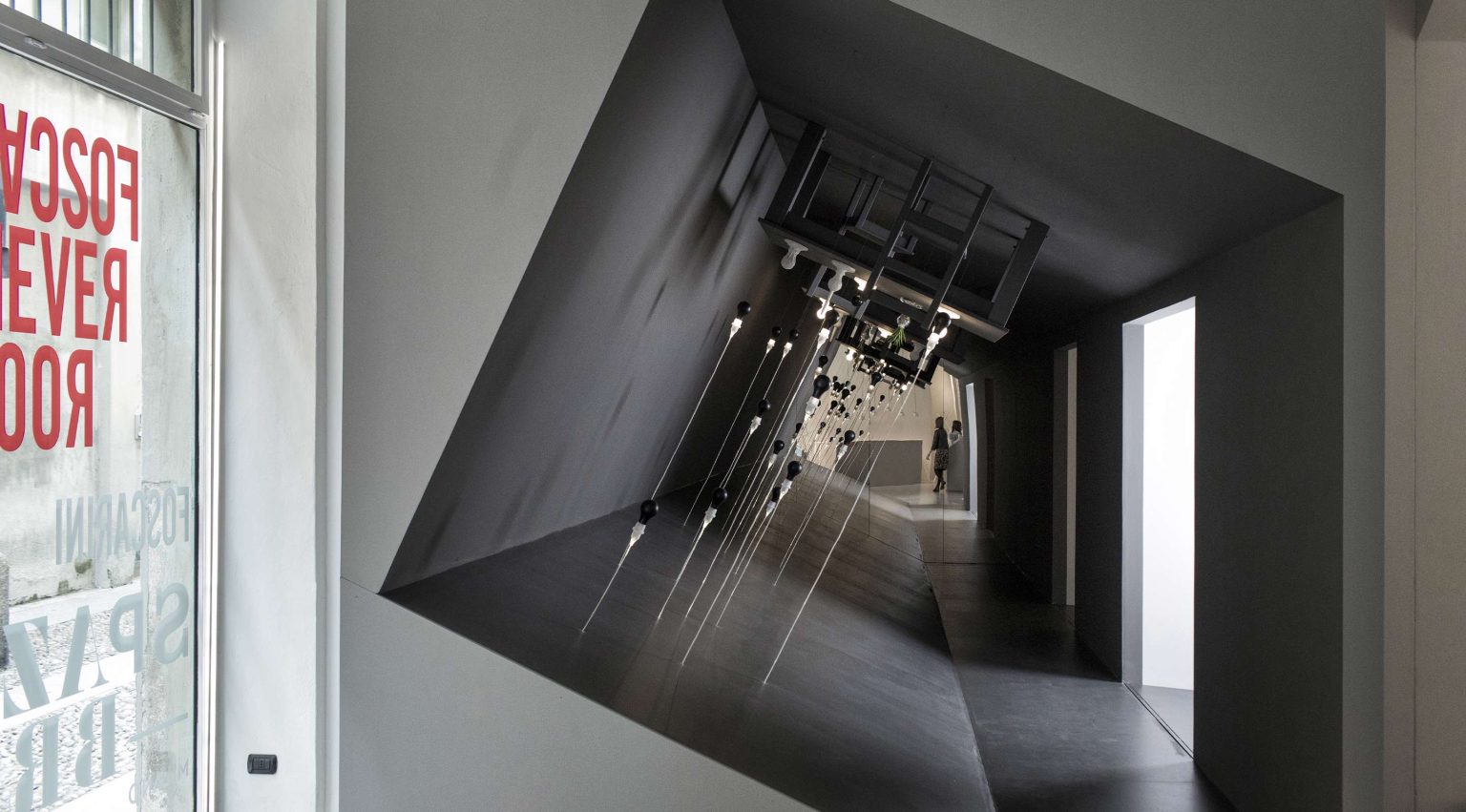 Reverse Room: a surreal, upside-down installation by James Wines ...