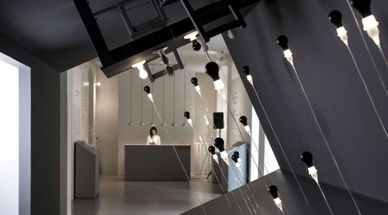 Reverse Room: a surreal, upside-down installation by James Wines ...